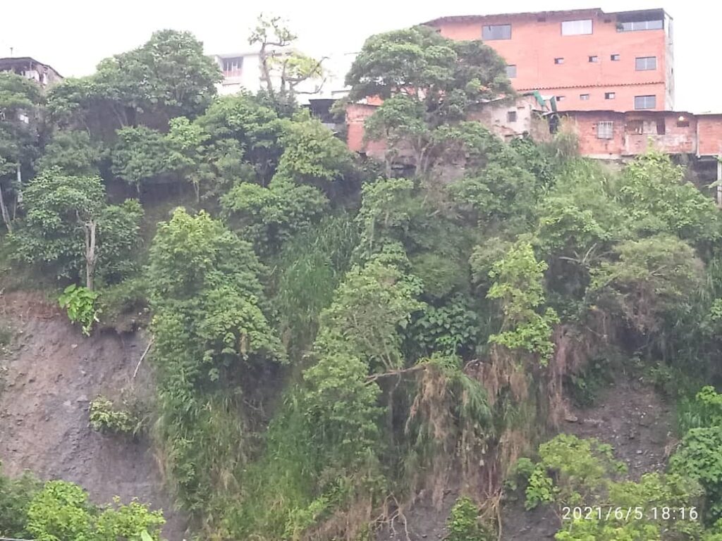 Deslizamiento de talud pone en riesgo casas en la Avda. 1 en Mérida ...